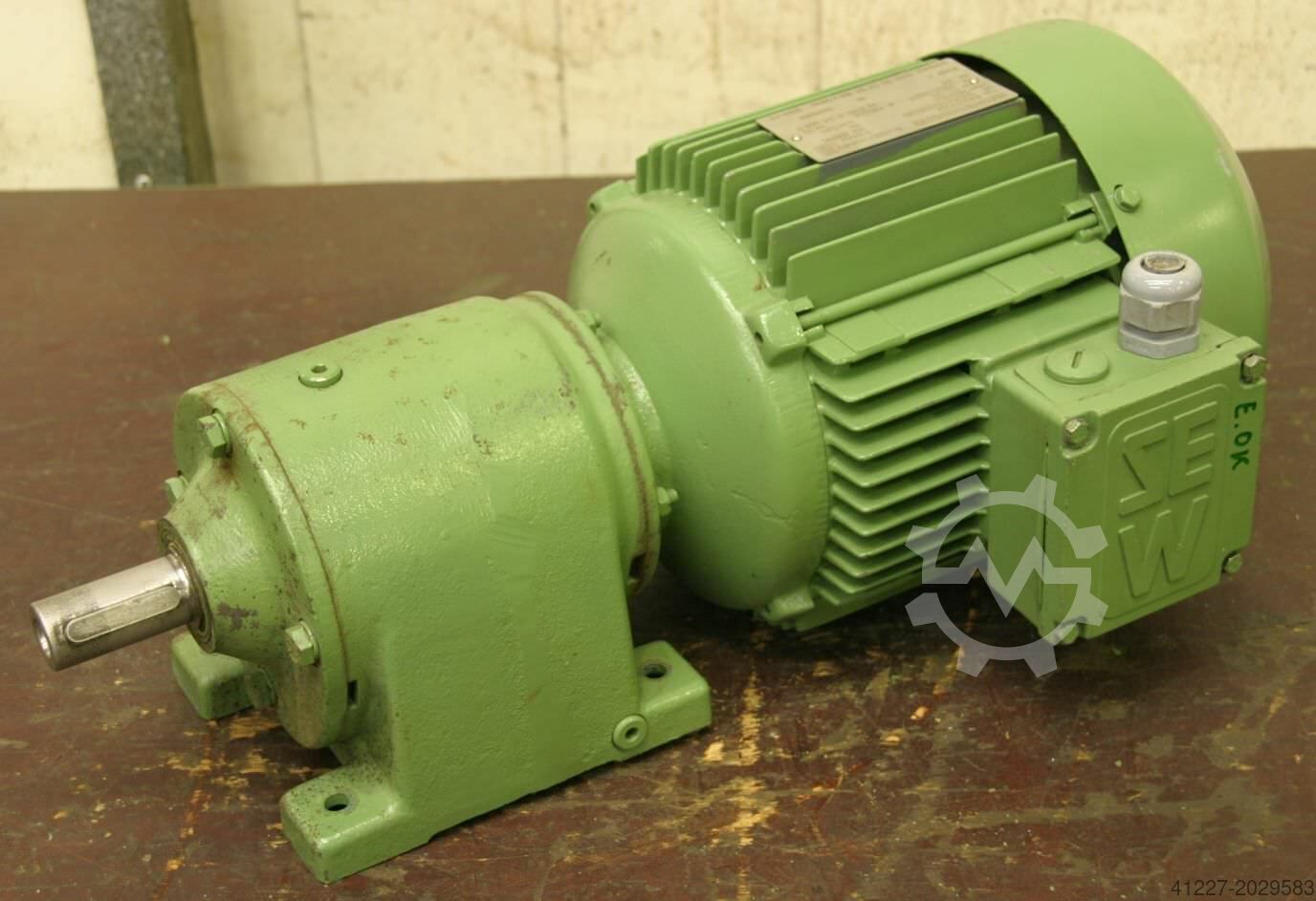 used Gear motor 1.1 kW 206 rpm SEW-EURODRIVE R40DT90S4 for sale ...