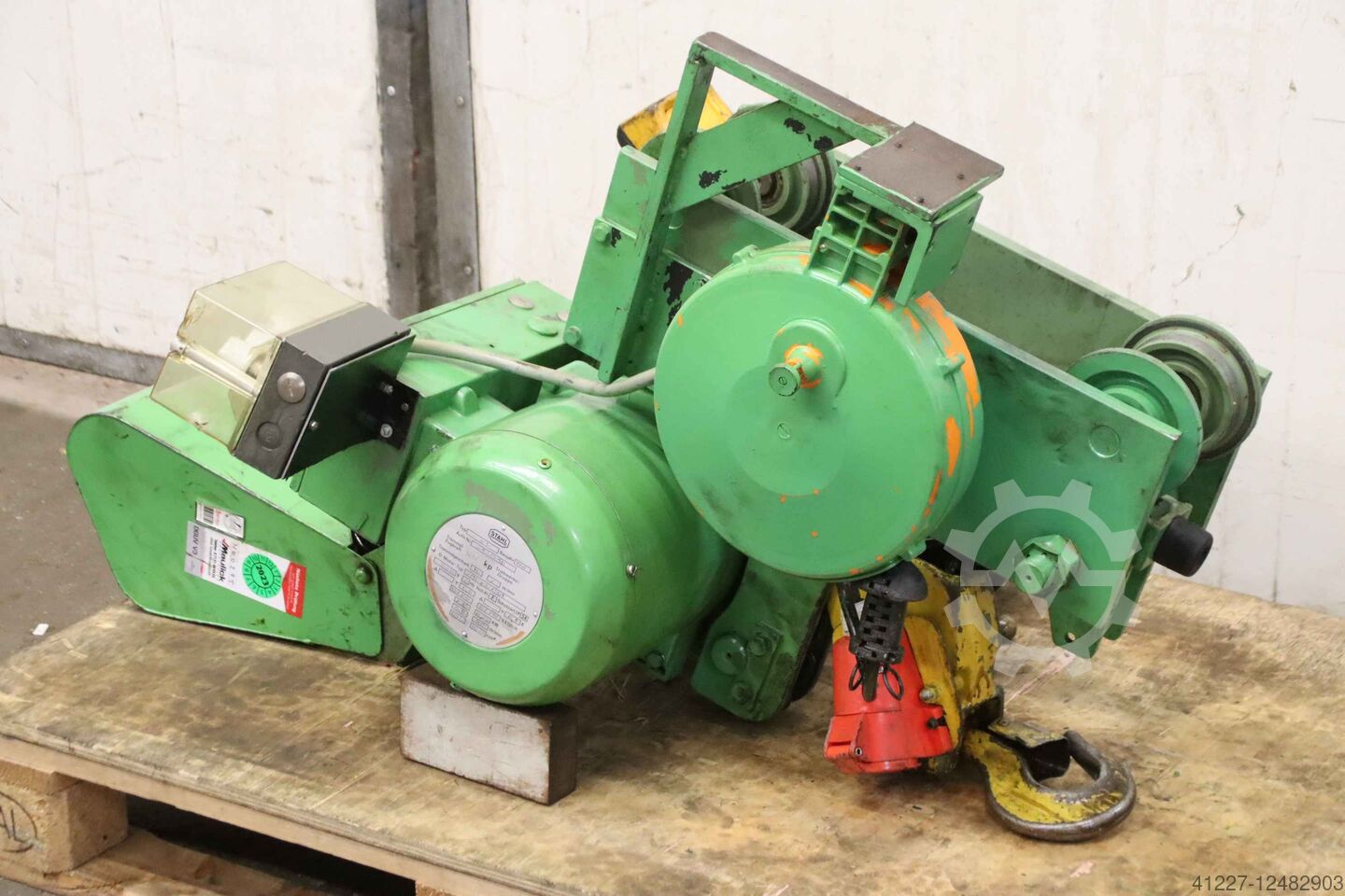 used Chain hoist with chassis 1250 kg Stahl R12 for sale - Werktuigen